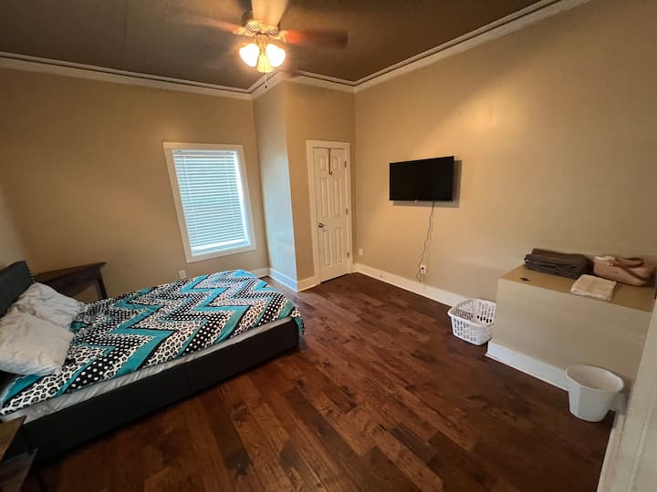 Private 1-bed Space W/ Working Desk Near Coliseum - Greensboro, NC