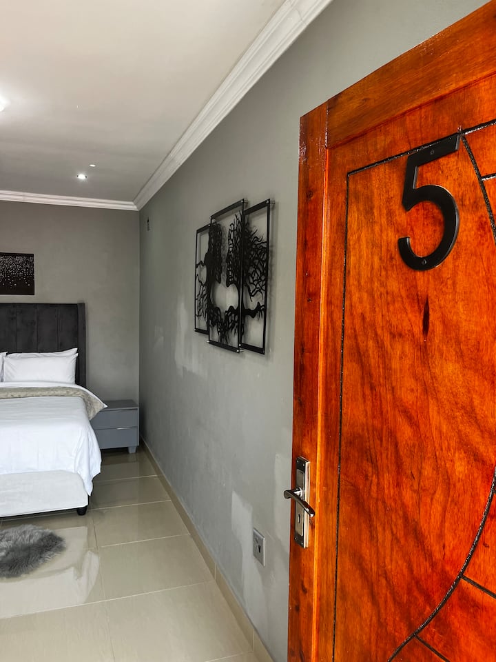 Room5 -