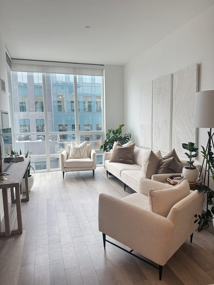 Chic Downtown Penthouse Condo W/ Lake View - Barrie