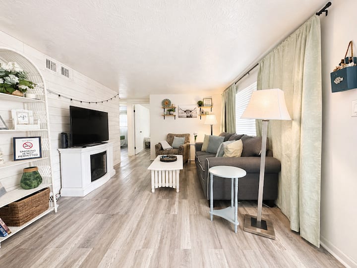 Charming Sunshine Retreat - Holiday, FL