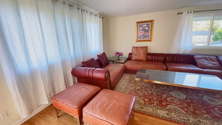 Bellevue Center  C Room In House - Bellevue, WA