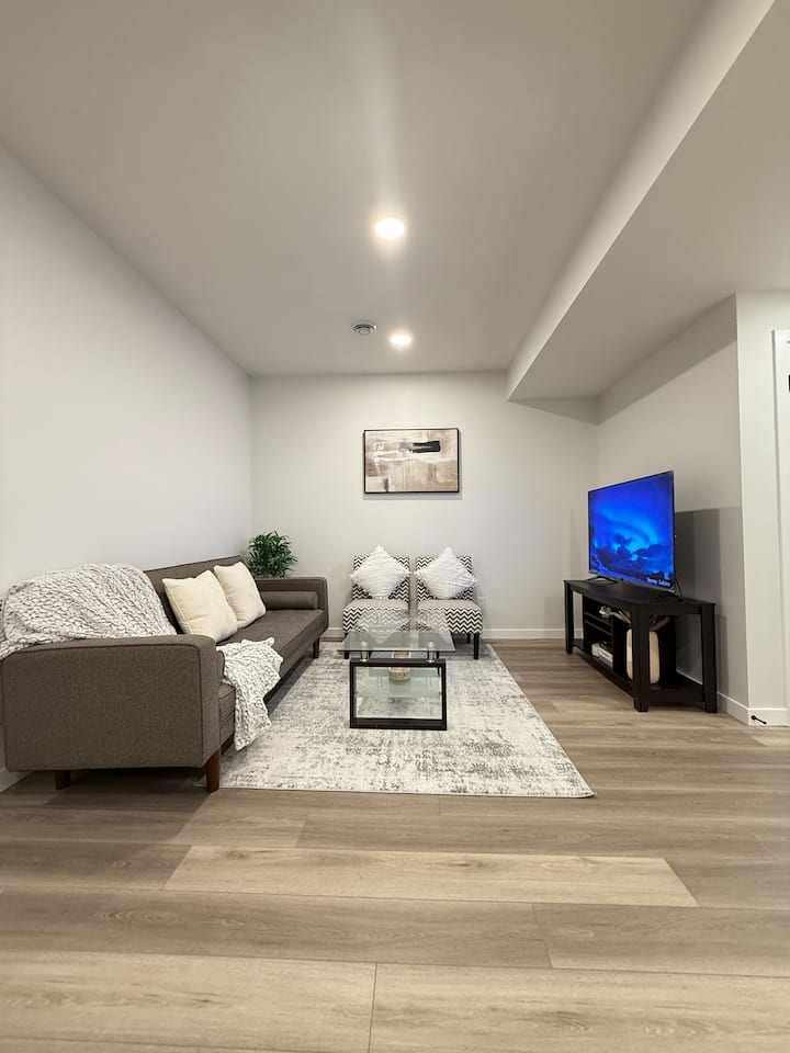 Cozy Basement In Airdrie - Airdrie