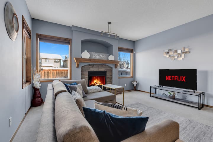 Cozy 3br Retreat W/ Ac, Office & Bonus Room - Calgary