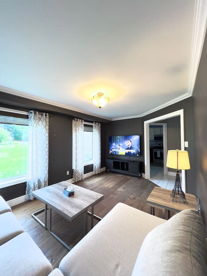 Charming Retreat: 4br Home With Spacious Backyard - Barrie