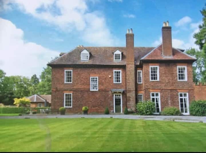 Manor In Historic Market Town - Ledbury