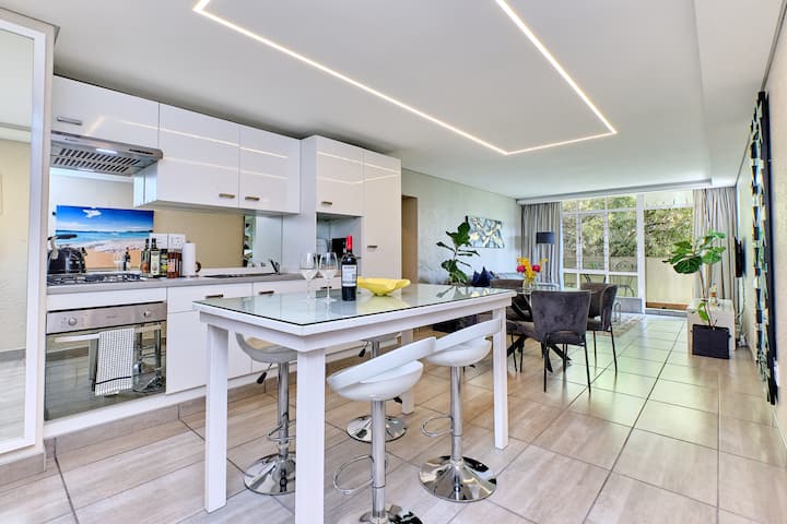 Tanelsa Apartment | Stroll To Sandton - Sandton