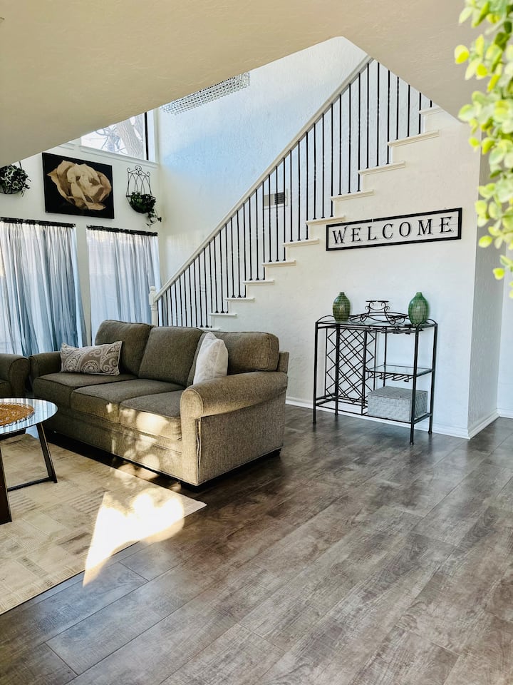The House Of Serenity: Charming Retreat - 로턴