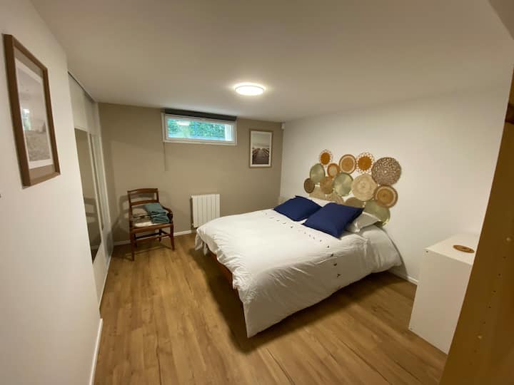 Chambre, Salon Et Salle D’eau Dans Maison Calme. - Latresne