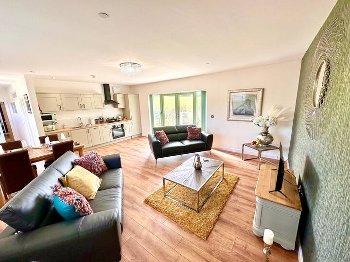 Two Detached Lodges, Sleeps 8 - Usk