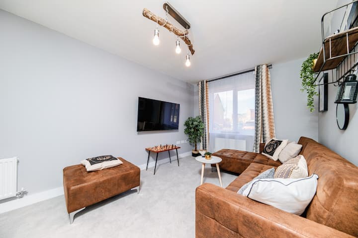 3 Bedroom House With Free Parking For Longer Stays - Salford