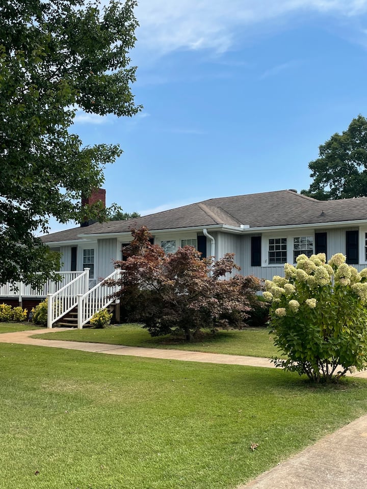 Big House With Beautiful Gardens Near Downtown - Easley, SC