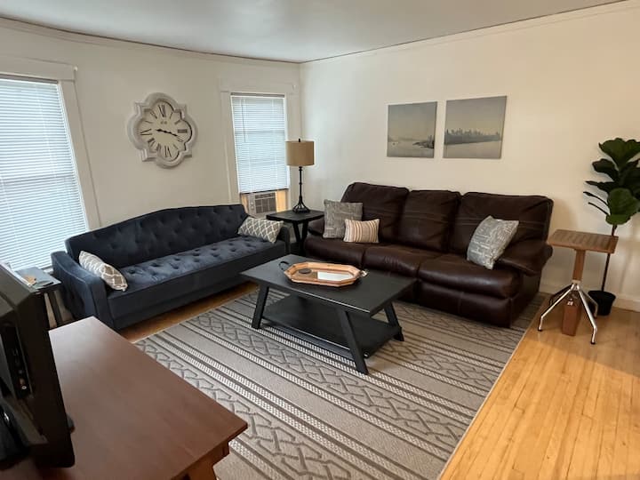 2 Adjoining Apts Whole Top Floor - Des Moines, IA