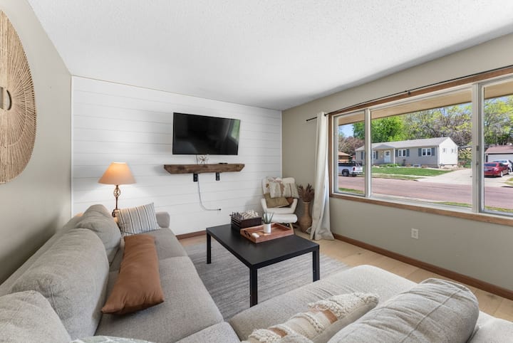 Heartland Haven: A 4-bed Delight - Sioux Falls, SD