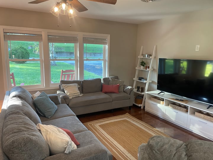 The Cv House| Spacious Family Retreat| Sleeps 8 - Floyd, VA