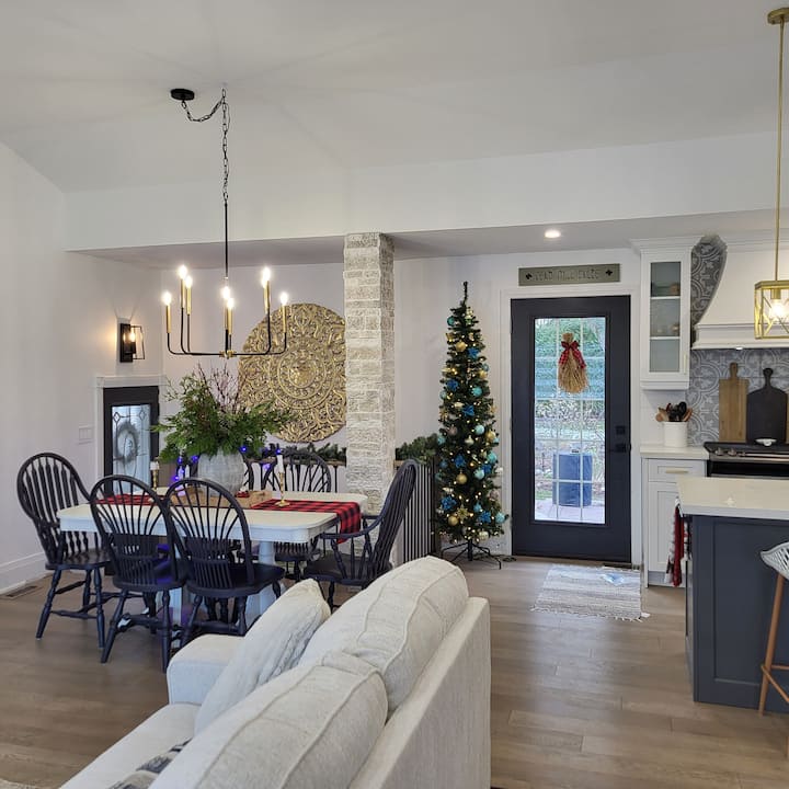 Open-concept Modern Farmhouse - Oshawa