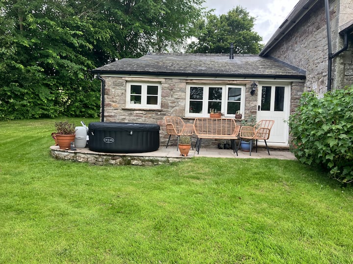 Double Bedroom + Private Shower In Shared House - Brecon
