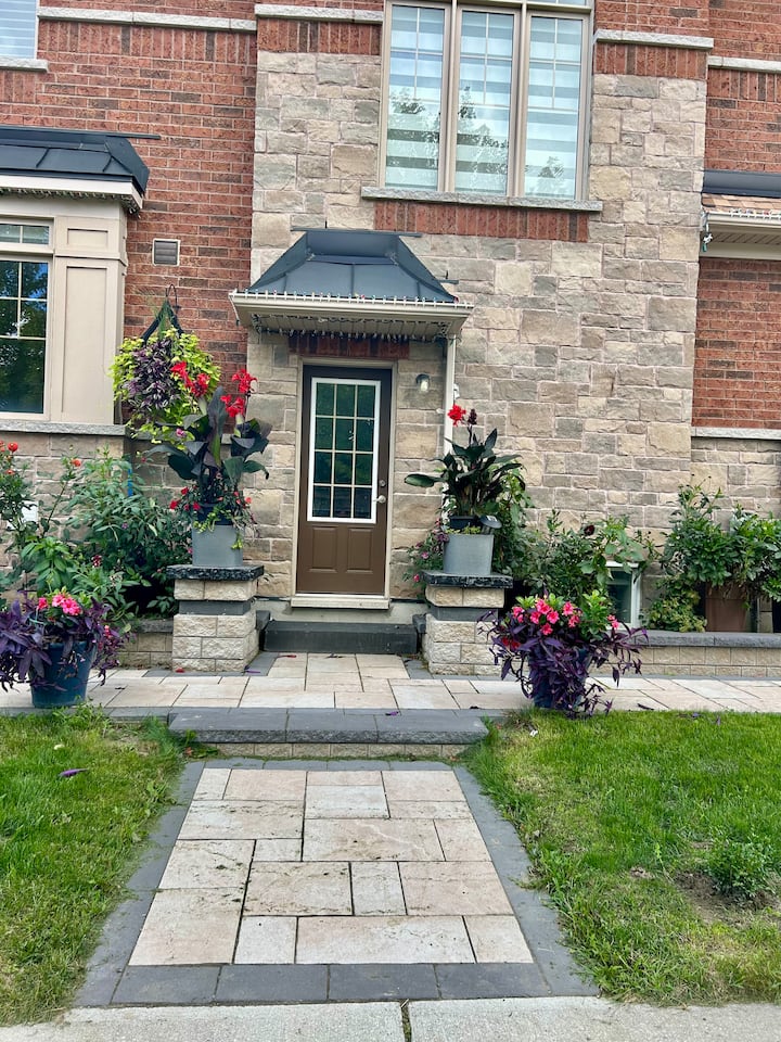 An Elegant Toronto Apartment - Pickering