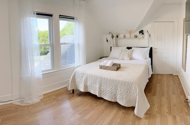 Remodel Home W/freewifi/q Bed/coffee+parking - Hickory, NC
