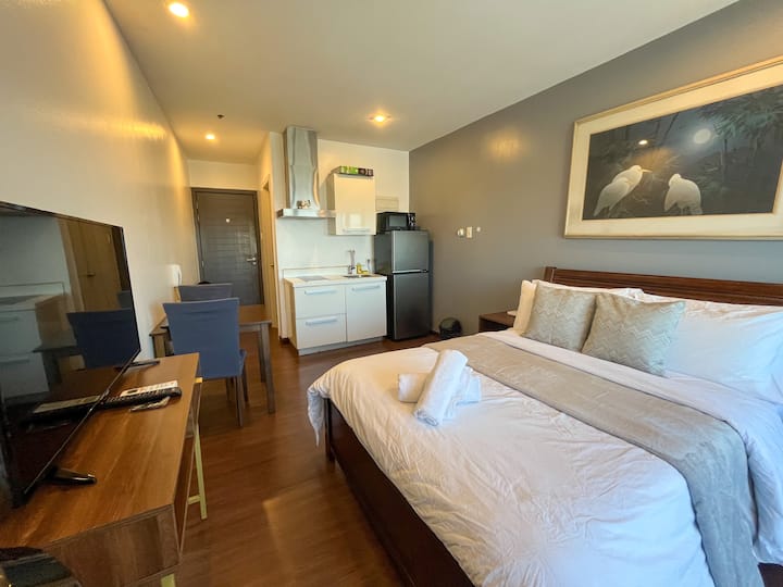 Stylish Studio In Makati Cbd W/ Netflix&100mbps - Makati