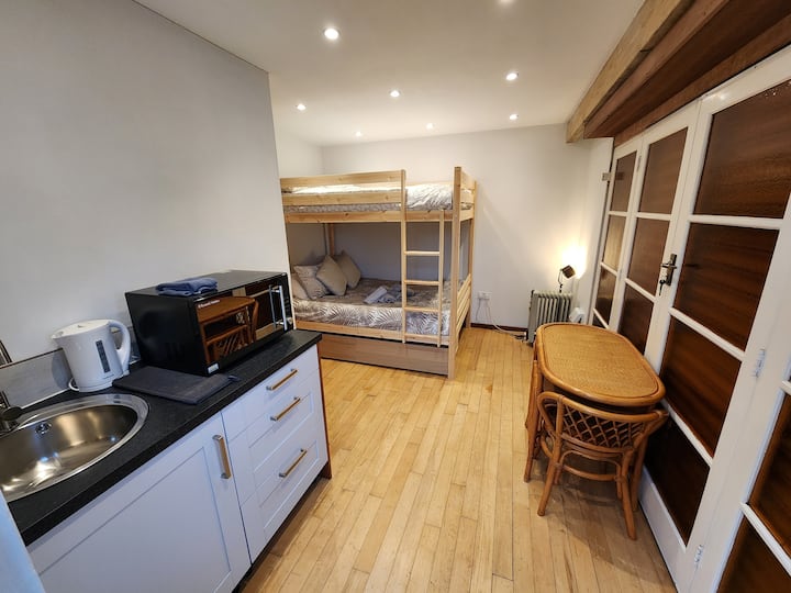 The Nightly Stop - Studio Cabin - Guildford
