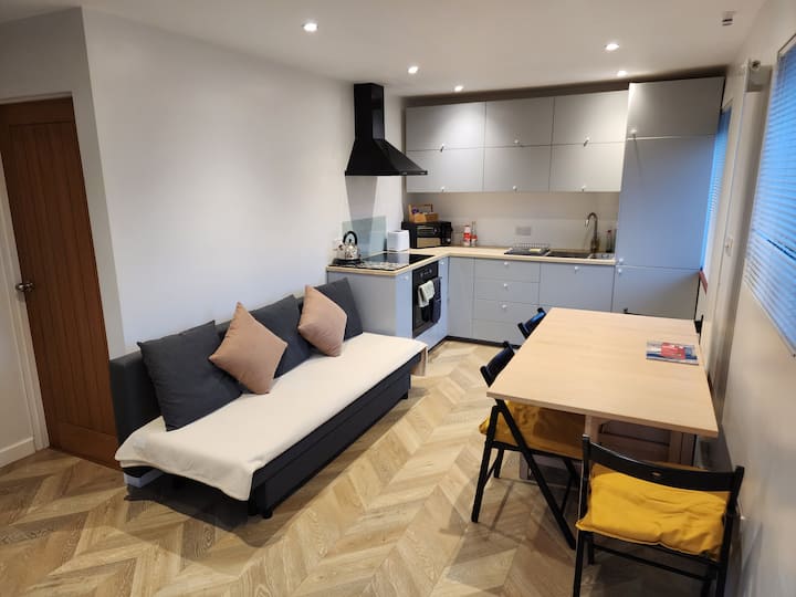 Modern, Large 3 Bed Home In Guildford, Sleeps 8 - Guildford, UK