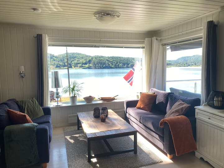 Flott Hytte, Utsikt Over Innsjø. - Norway