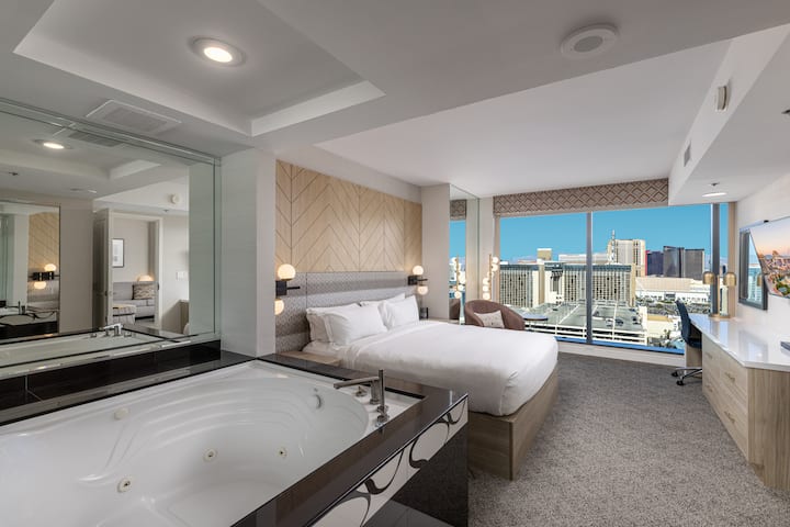 Center Strip | Projection Screen Tv | Jacuzzi Tub - Las Vegas, NV