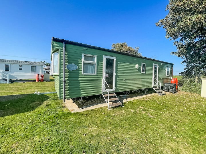 8 Berth Caravan At Valley Farm, Essex Ref 46443v - Clacton-on-Sea