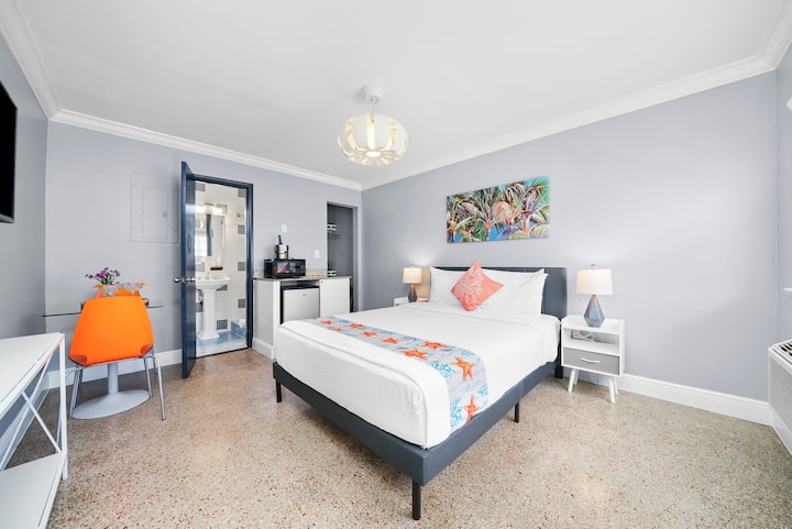 Cute Room, Queen Bed, Steps From Hollywood Beach - Hollywood, FL