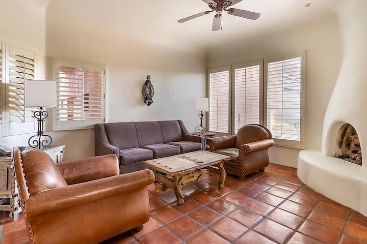 Nature's Embrace! Full Kitchen, Outdoor Pool! - Phoenix, AZ