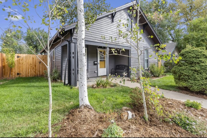 Charming Downtown Cottage - 러브랜드