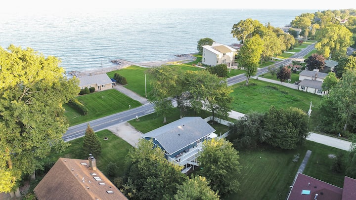 Beach House Retreat With Firepit And Game Room - Zion, IL