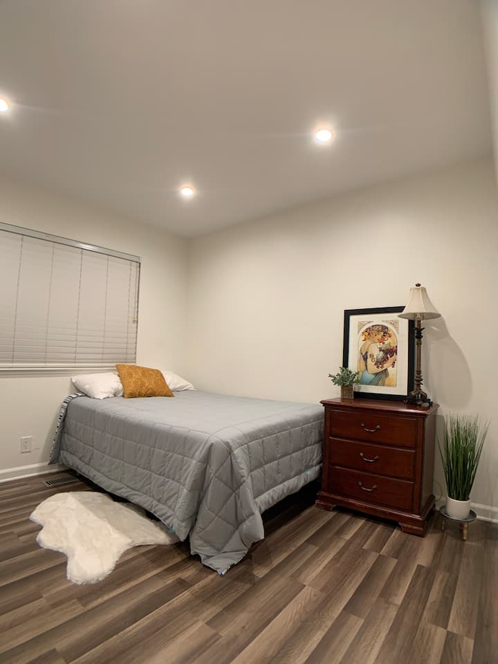 Modern Room With Suburban Vibes - Walnut Creek, CA