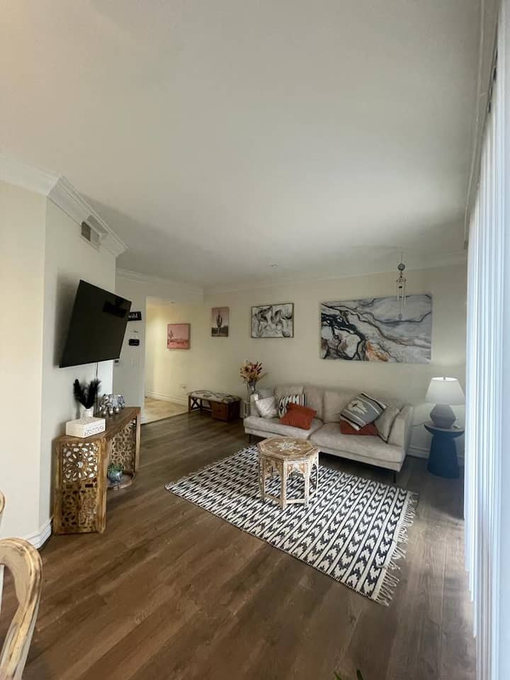 Entire Condo 5 Min Walk From Strip. Luxury Guarded - Henderson, NV