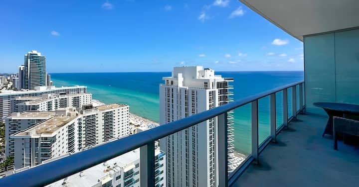 Luxury Coastal Retreat With Pools And Ocean Breeze - Hollywood, FL