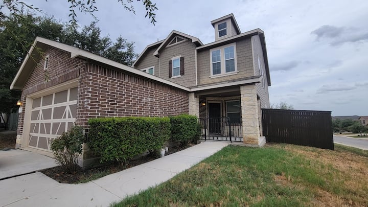 Large Beautiful Spacious Home Near Lackland Base! - San Antonio, TX