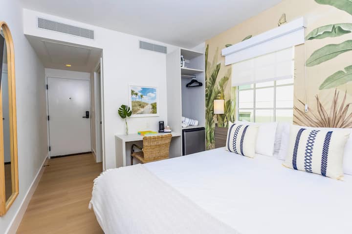 Queen Bed Front View Room - Miami Beach, FL