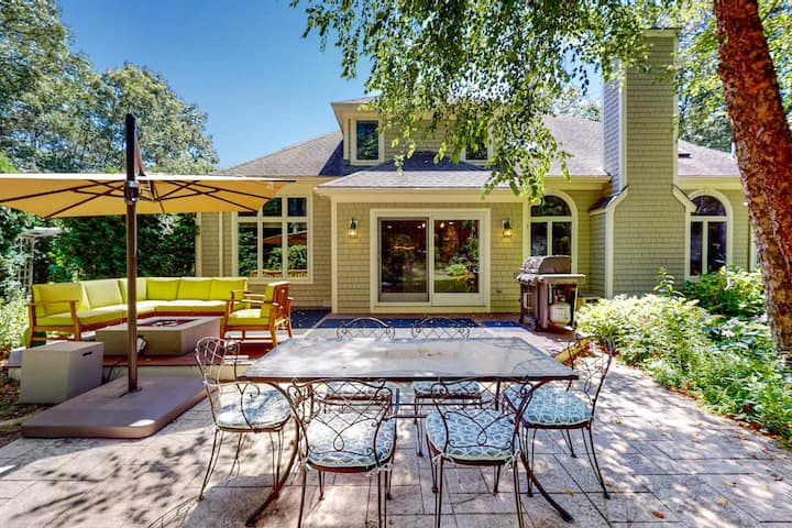 Charming Falmouth Home: Firepit, & Family Fun! - Falmouth, MA