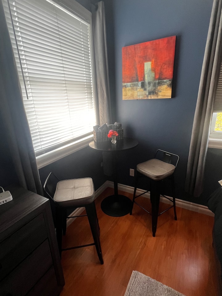 Spacious King Suite At Sunset Suites - Niagara-on-the-Lake