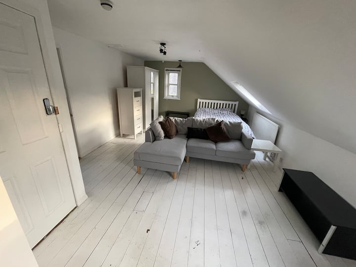 Very Large Double Room With En-suite - Reading