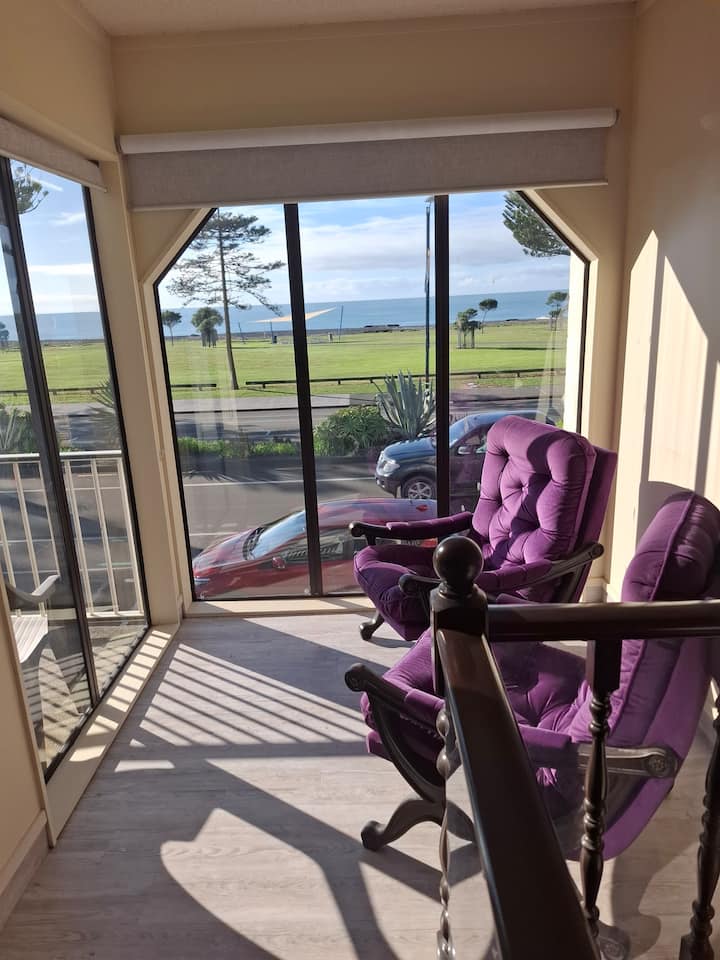 Ocean Views On Marine Parade - Napier