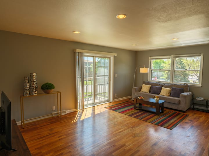 Benson & Keystone Cozy 2br Retreat - Omaha, NE
