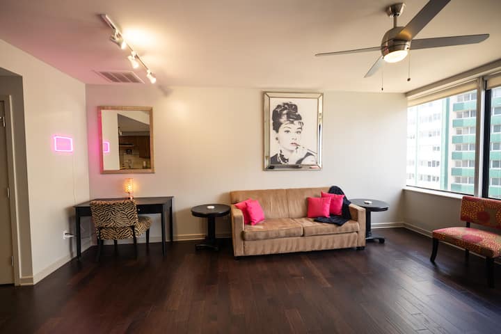 Cozy 1br Apt: Rooftop Pool, Gym & Free Parking - Dallas, TX