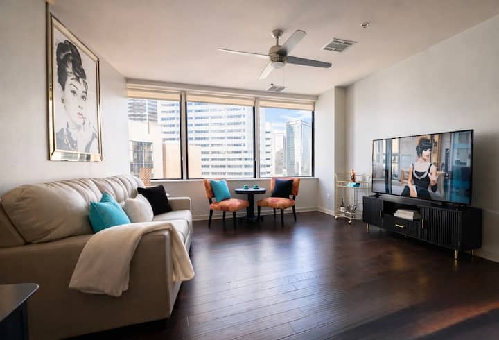 Downtown Dallas High-rise | Skyline View + Parking - State Thomas - Dallas