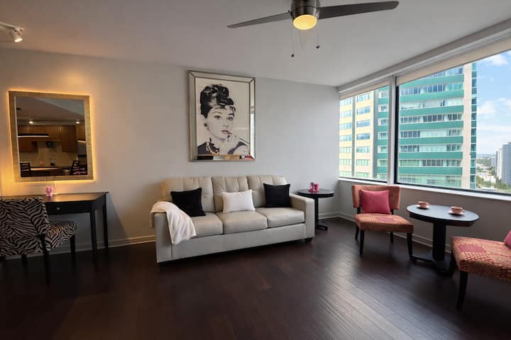 Skyline Views | King Bed | Free Parking | Pool - Dallas, TX