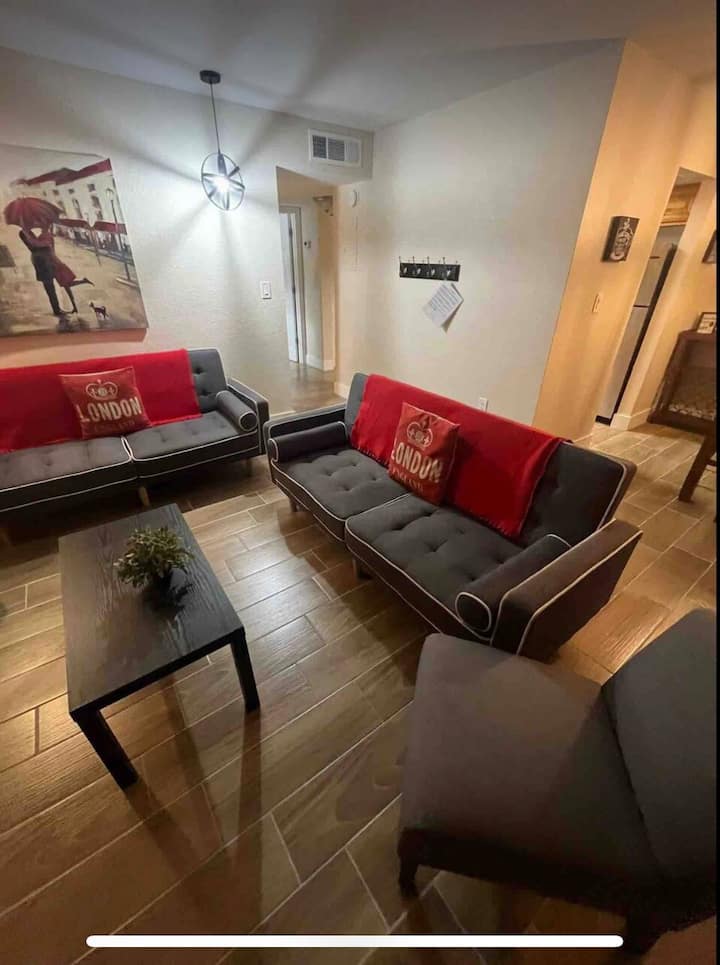 07d Flat Near Universal & Shopping - Amway Center