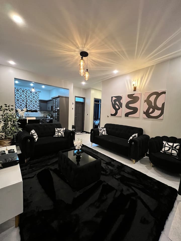 2 Br With Apple Tv / X Box / Ultra Fast Internet - Uganda