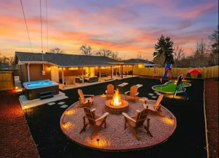 Ultimate Group Getaway: Mini-golf, Hot Tub & Games - Thornton