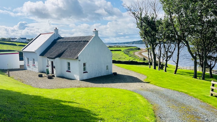 Thatched Cottage On Waters Edge - Portsalon