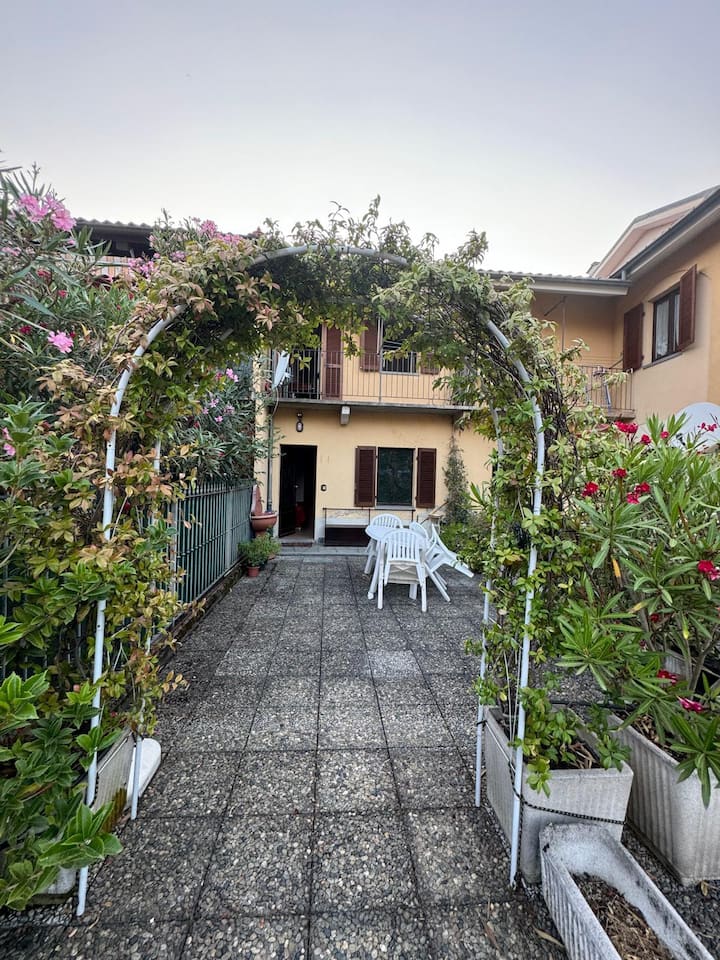 Stanza In Alloggio E Cortiletto A Pochi Km Da Zoom - Piscina